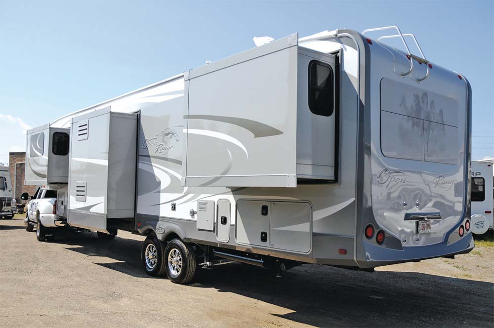 Open Range Front Living Room 5th Wheel | Baci Living Room