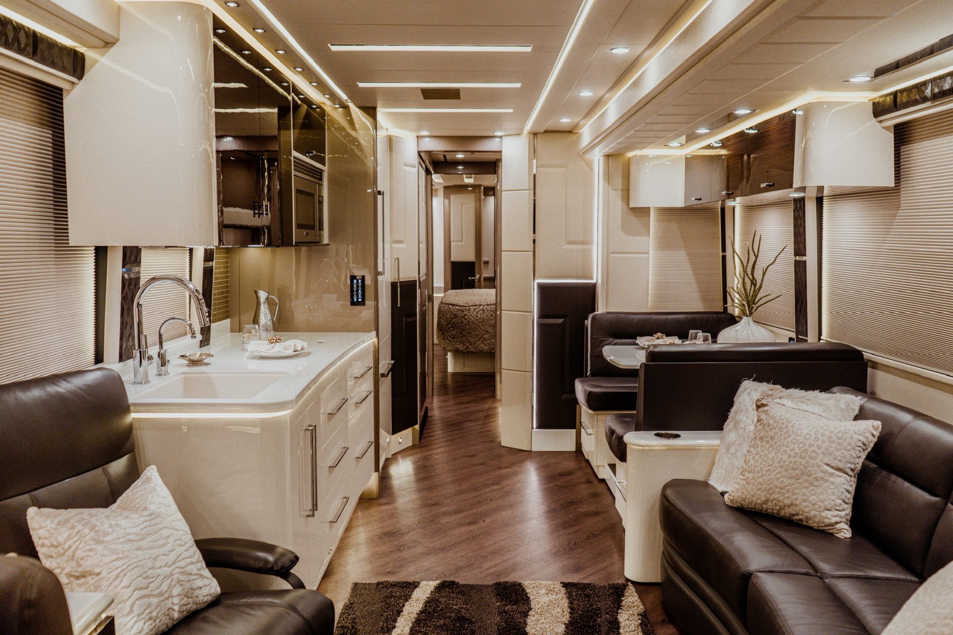 Prevost H3-45 Motorhome Features Fuel Efficiency and Aerodynamic ...
