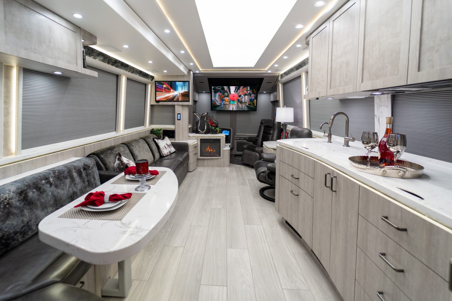Prevost H3-45 Motorhome Features Fuel Efficiency and Aerodynamic ...